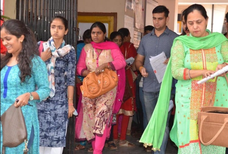 सरकारी नौकरी का क्रेज, 20 पदों के लिए 25 हजार ने दी परीक्षा - Naib ...