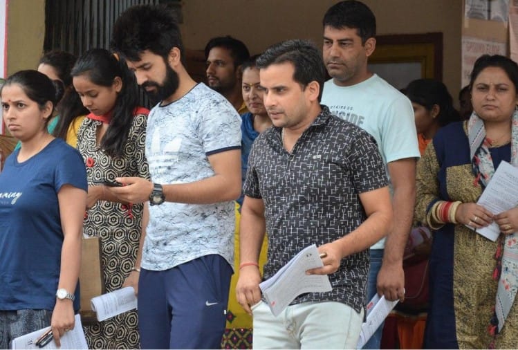 सरकारी नौकरी का क्रेज, 20 पदों के लिए 25 हजार ने दी परीक्षा - Naib ...