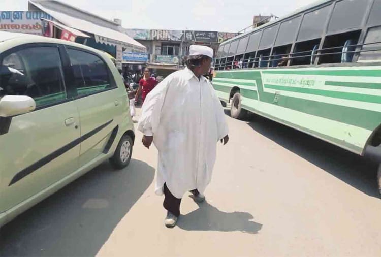 28 साल से सड़क पर इस आदमी को देख महिलाओं की निकल जाती है चीख, सच्चाई ...