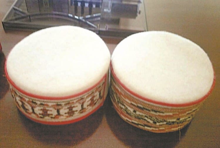 Valentine Week 2023 Love Partners Giving Gift Of Pahari Topi And Shawl ...