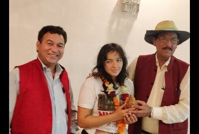 आईएसएसएफ जूनियर विश्व कप में स्वर्ण पदक जीतने के बाद वापसी पर देवांशी ...