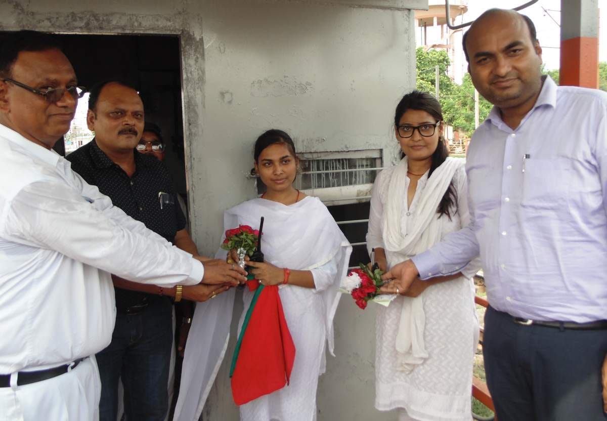 पहली बार मालगाड़ी लेकर पहुंचीं महिला गार्ड, अधिकारियों ने ऐसे किया ...