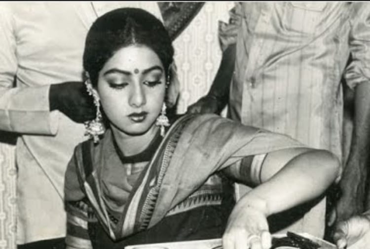 Comparison Between Janhvi Kapoor Debut Film Dhadak And Sridevi Film ...