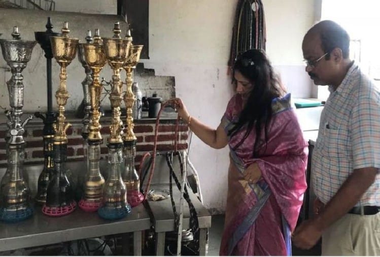 रेस्टोरेंट की आड़ में चल रहा था हुक्का बार, नजारा देख दंग रह गई एफएसडीए ...