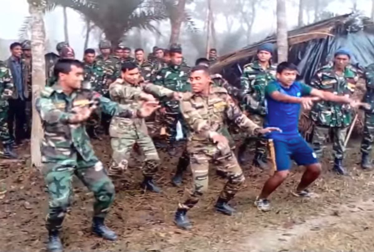 मन बहलाने के लिए फौजियों ने किया ऐसा डांस, बॉलीवुड की चिकनी चमेली के भी ...