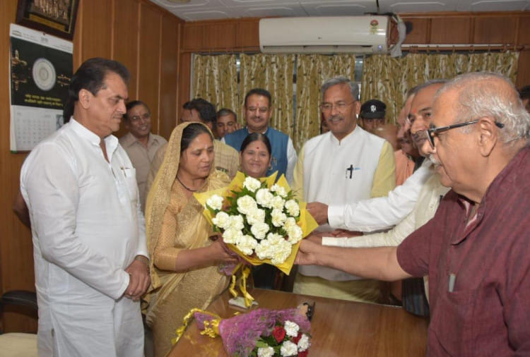 उत्तराखंड:थराली विधायक मुन्नी देवी ने ली विस सदस्यता की शपथ - Bjp Mla Munni Devi Taking Oath ...