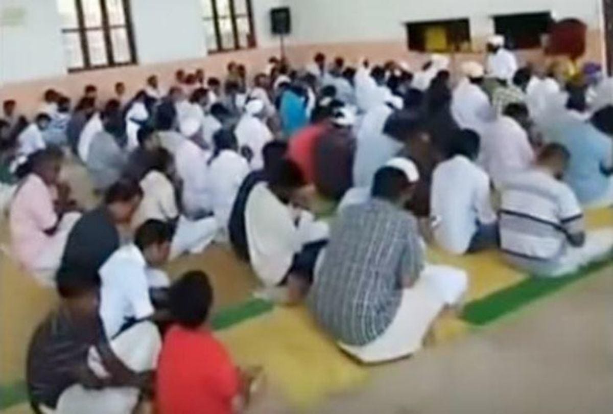 केरल बाढ़:पंडितों ने खोले मुसलमानों के लिए दरवाजे, मंदिर में पढ़ी गई ...