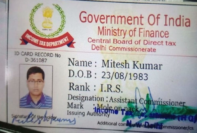 तस्वीरें:आगरा में पकड़ी गई 'बंटी और बबली' की जोड़ी, फर्जी अफसर बनकर ...