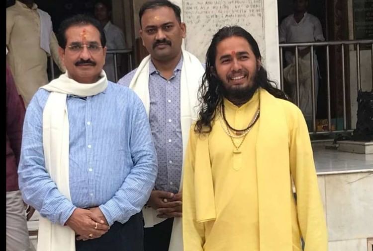 प्रधानमंत्री के छोटे भाई पंकज मोदी पहुंचे वाराणसी, सतुआ बाबा आश्रम में ...