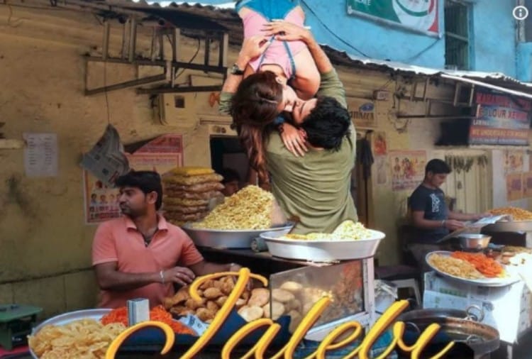 ट्रेन से लटककर Kiss करना पड़ा भारी, सोशल मीडिया पर इस तरह लोग ले रहे ...