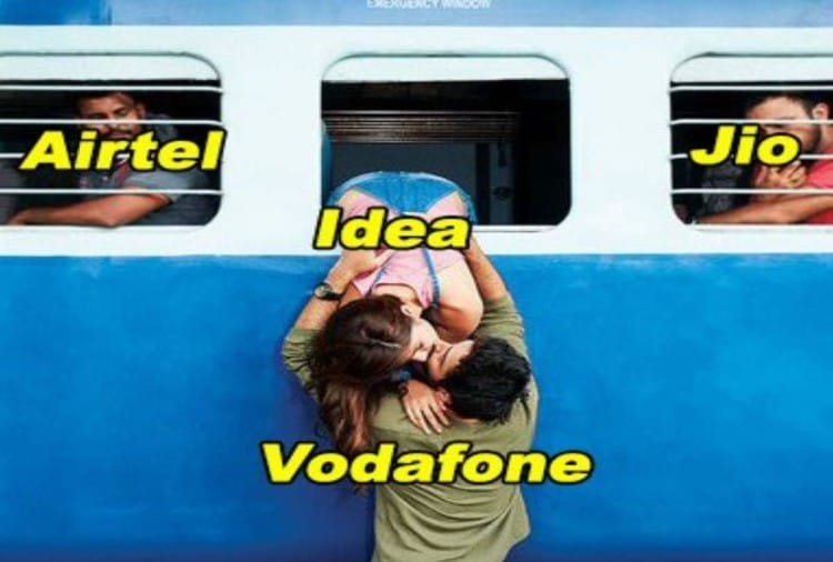 ट्रेन से लटककर Kiss करना पड़ा भारी, सोशल मीडिया पर इस तरह लोग ले रहे ...