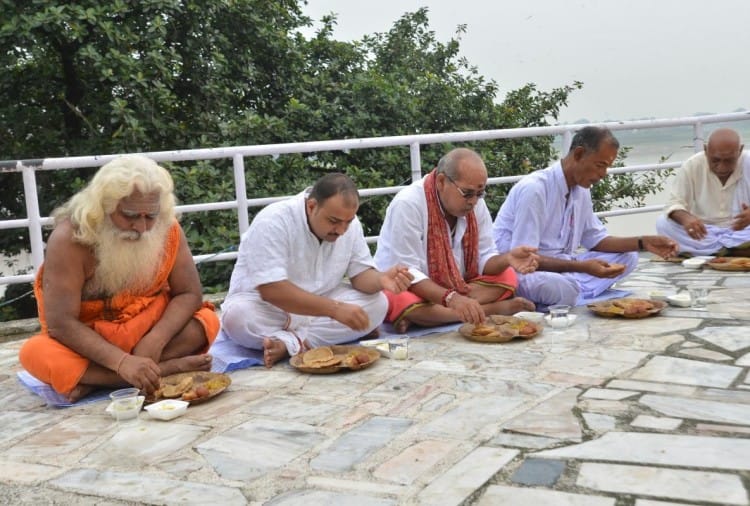 Pitru Paksha 2023 Know How To Serve Food During Shradh In Hindi - Amar ...