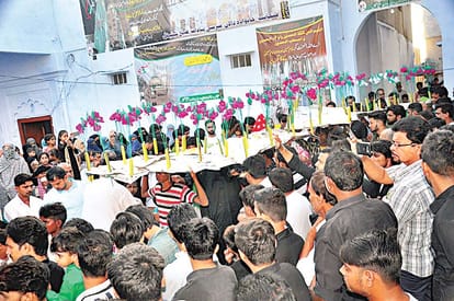 ताबूत उठाकर अजादारों ने किया जंजीर का मातम - Zanzeer Ka Matam In Taboot ...