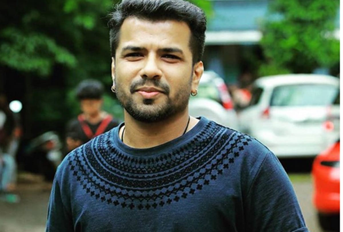 Singer Balabhaskar And His Wife Critical After Car Accident Daughter ...