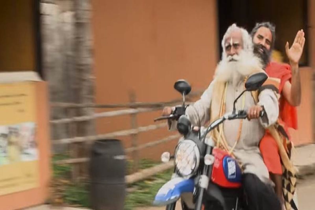 जब बाबा रामदेव ने सड़कों पर धोती में दौड़ाई डुकाटी, लोग रह गए हैरान ...