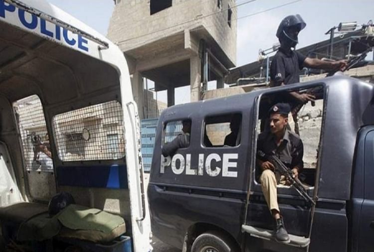 Pakistan Police Shocked After Tlp Workers Fired From Sub-machine Guns ...