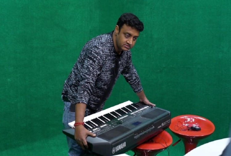 संगीतकार गुंजन झा ने अमर उजाला में अपनी गायकी से जीता सबका दिल ...