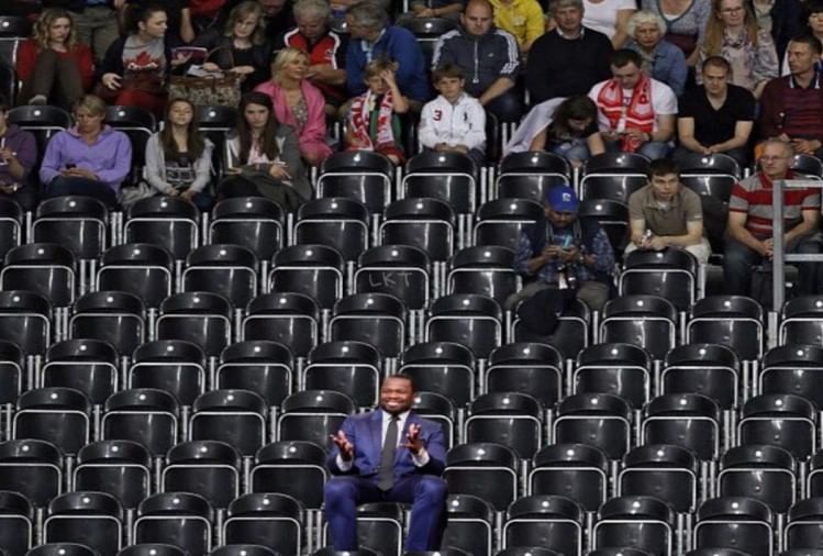 एक रैपर ने विरोधी रैपर को नीचा दिखाने के लिए खरीदीं कॉन्सर्ट की 200 ...