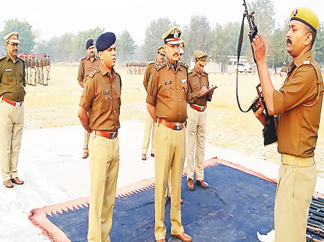 डीआईजी ने थाना कबरई व पुलिस लाइन का किया निरीक्षण - Inspector Of Dig ...