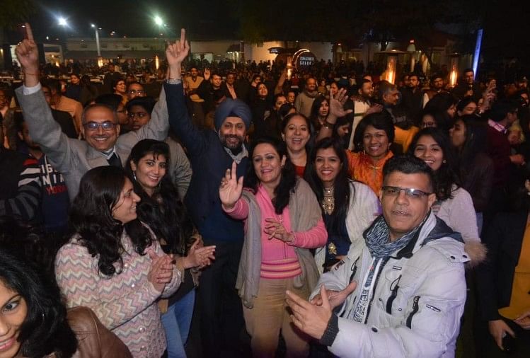 तीखे नैन नक्श वाली प्लेबैक सिंगर नीति मोहन के सुरीले गीतों पर झूमा बनारस तस्वीरें में देखें