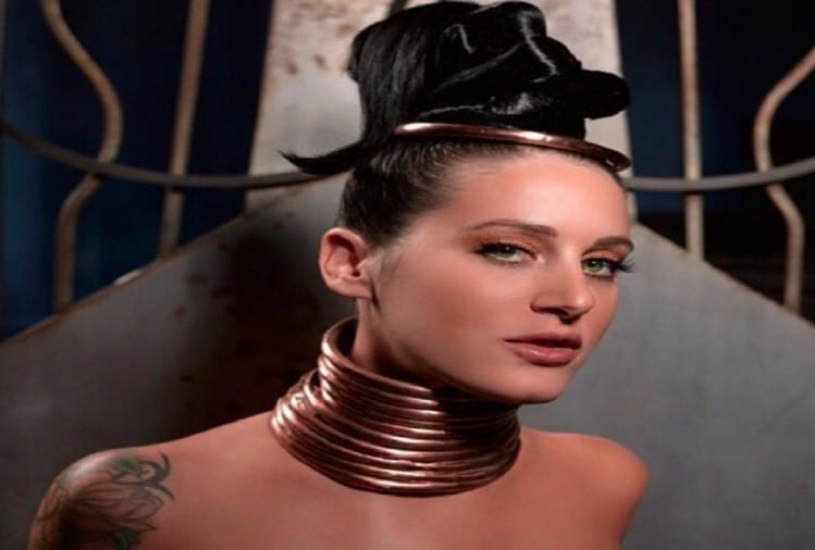 इस अंग में लोहे के छल्ले पहनती है ये मशहूर मॉडल, अब हुआ ऐसा हाल ...