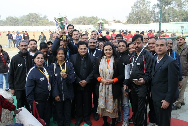 खेलकूद प्रतियोगिता:800 मीटर दौड़ और वॉलीबाल में मेरठ बना चैंपियन ...