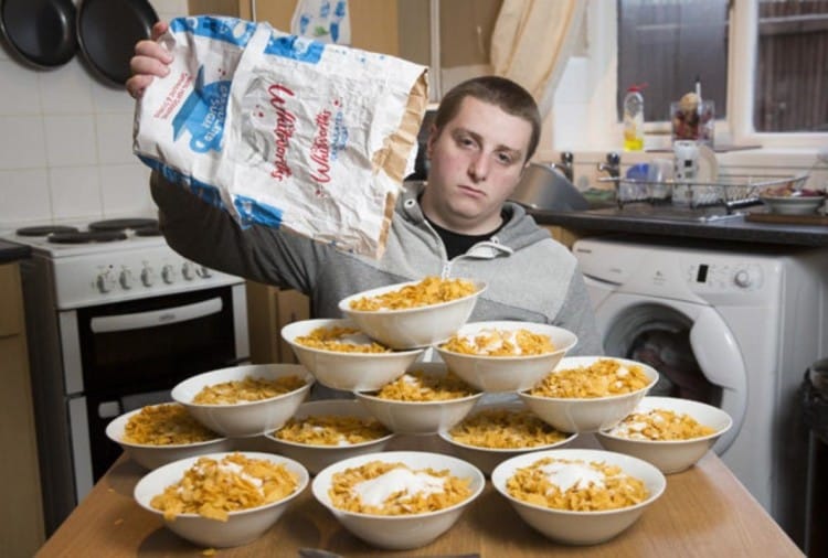 इस आदमी को है कॉर्नफ्लेक्स की लत, दिनभर में खाता है 13 कटोरे - This ...
