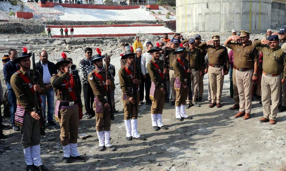 वृक्ष मानव विश्वेश्वर दत्त की अंतिम इच्छा को पूरा करने के लिए किया ...