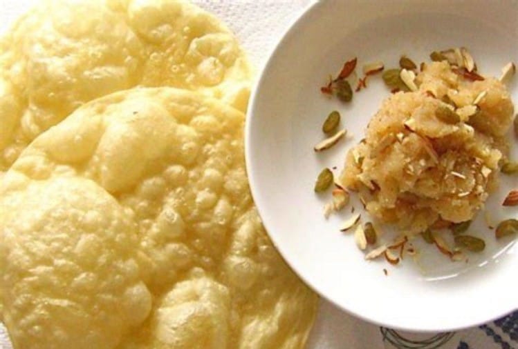 आटे और सब्जी की पूरी तो कई बार खाई होगी इस बार ट्राई करें खोआ पूरी ...