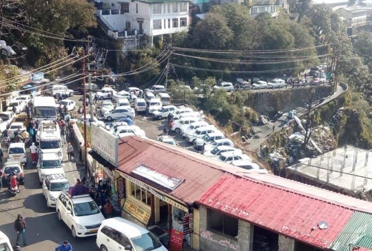 Traffic Jam In Hill Station Mussoorie - Amar Ujala Hindi News Live ...