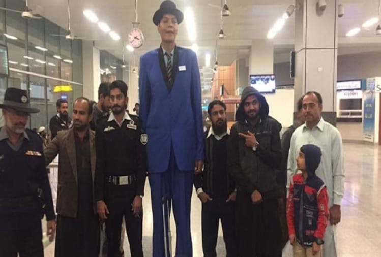 पाकिस्तान के सबसे लंबे इंसान को नहीं मिल रही दुल्हन, देखते ही लड़कियां ...