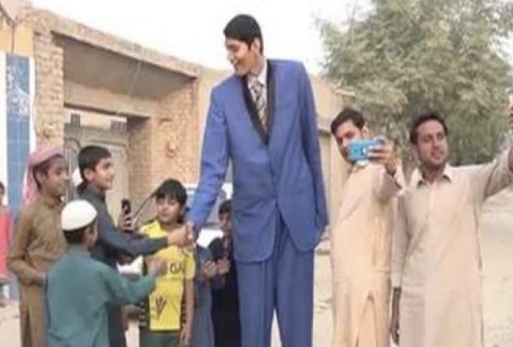 पाकिस्तान के सबसे लंबे इंसान को नहीं मिल रही दुल्हन, देखते ही लड़कियां ...