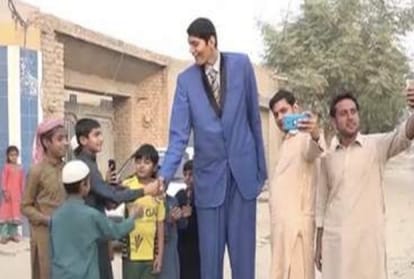 Pakistan Tallest Man Zia Rashid Is Not Getting Bride Because Of His ...