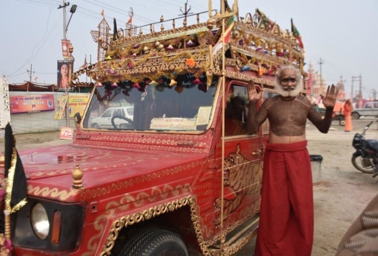 'वनमानुष बाबा' भी आए हैं कुंभ, दुल्हन सी सजी गाड़ी में रहते हैं, पत्नी ...