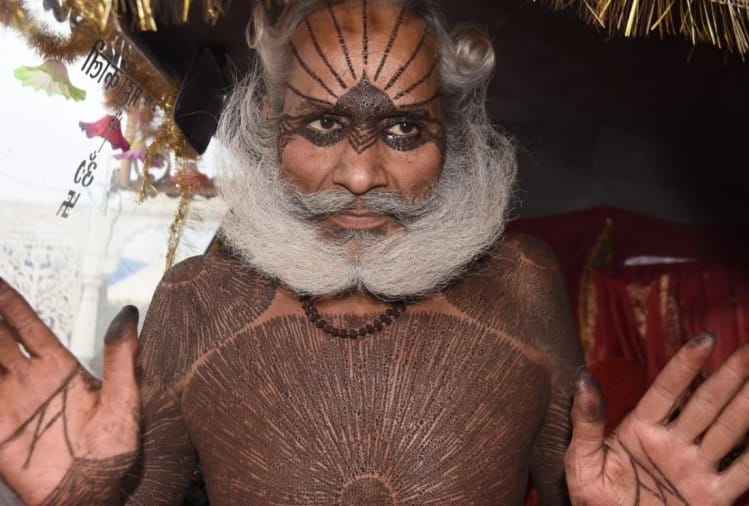 'वनमानुष बाबा' भी आए हैं कुंभ, दुल्हन सी सजी गाड़ी में रहते हैं, पत्नी ...