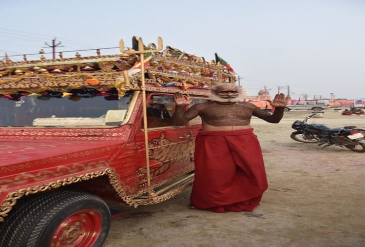 'वनमानुष बाबा' भी आए हैं कुंभ, दुल्हन सी सजी गाड़ी में रहते हैं, पत्नी ...