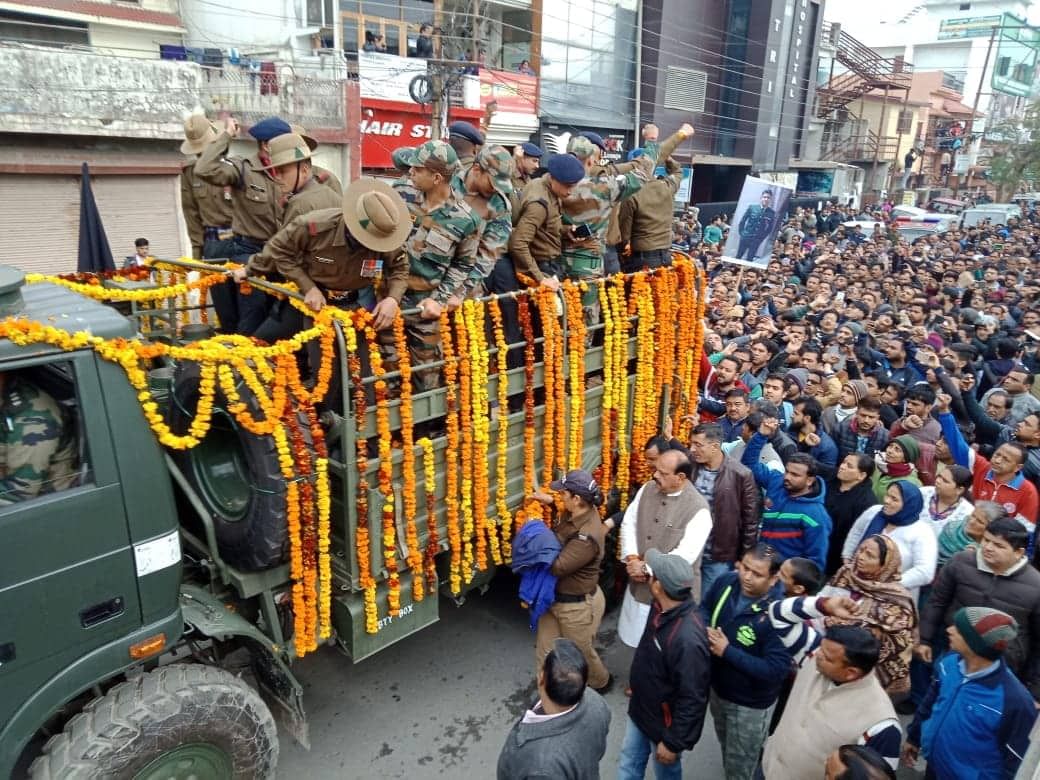 Naushera Ied Blast Martyr Major Chitresh Bisht Cremation Life Story ...