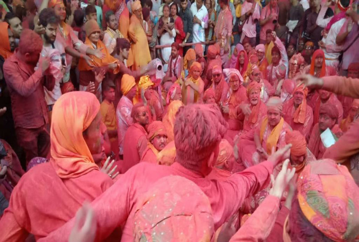 होली के आनंद में डूबा बरसाना, श्रीजी मंदिर में लड्डुओं की वर्षा, जमकर ...