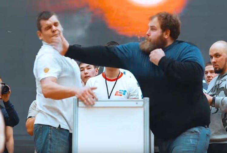 यहां चल रही है तमाचा मार प्रतियोगिता, वीडियो और तस्वीरें सोशल मीडिया पर ...