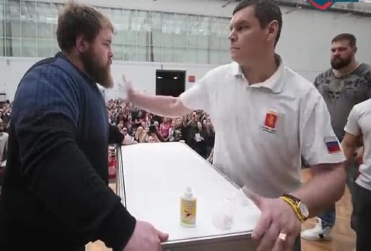 यहां चल रही है तमाचा मार प्रतियोगिता, वीडियो और तस्वीरें सोशल मीडिया पर ...