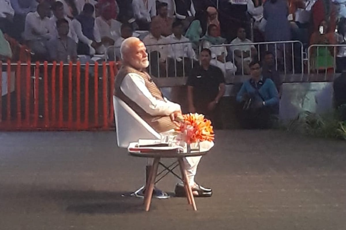 'मैं भी चौकीदार' में प्रधानमंत्री की ड्रेस और मंच पर रखा नारंगी ...