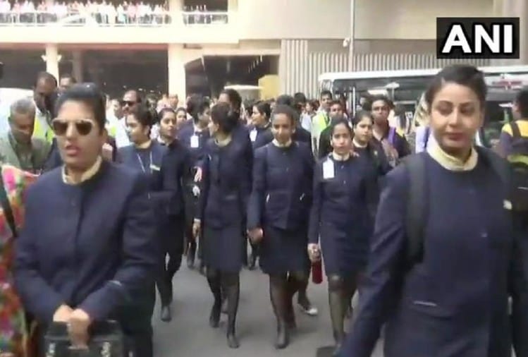 जेट एयरवेज की आखिरी उड़ान की तस्वीरें, भावुक हुए यात्री और केबिन क्रू ...