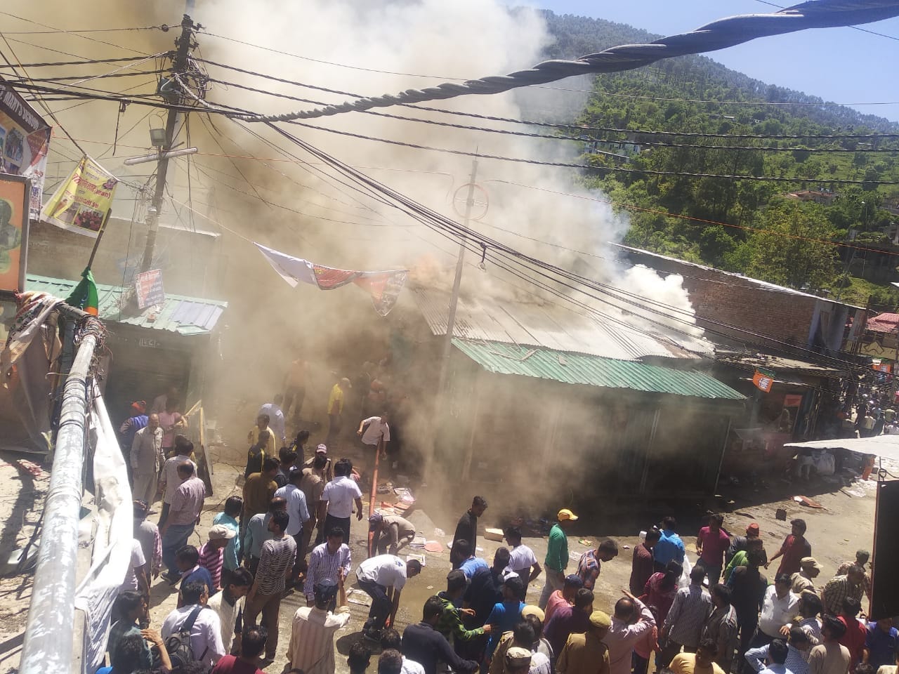 उत्तराखंडः बाजार में लगी भीषण आग, आधा दर्जन दुकान स्वाहा, डेढ़ घंटे बाद ...