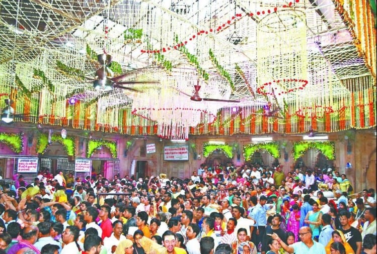 Phool Bangla Worship At Banke Bihari Temple Vrindavan - Amar Ujala ...