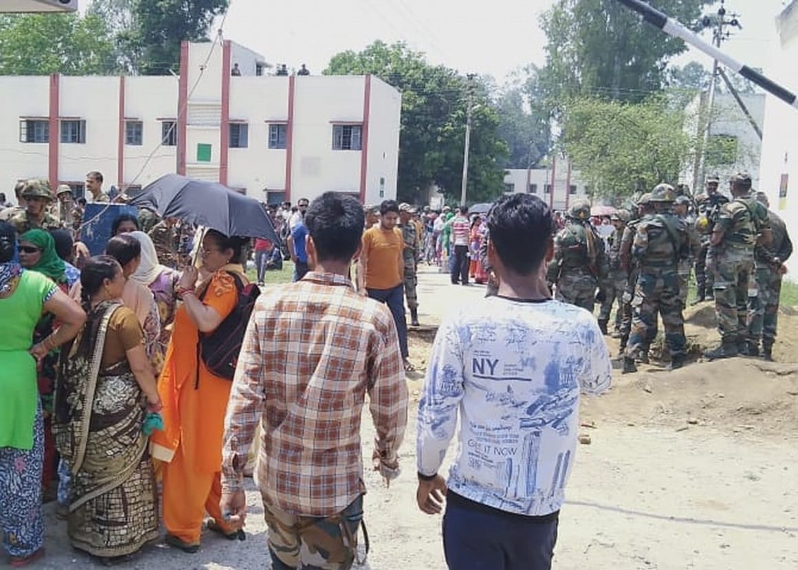 यहां सैन्य जवानों से भिड़ गई महिलाएं, जमकर हुआ हंगामा, तस्वीरों में ...