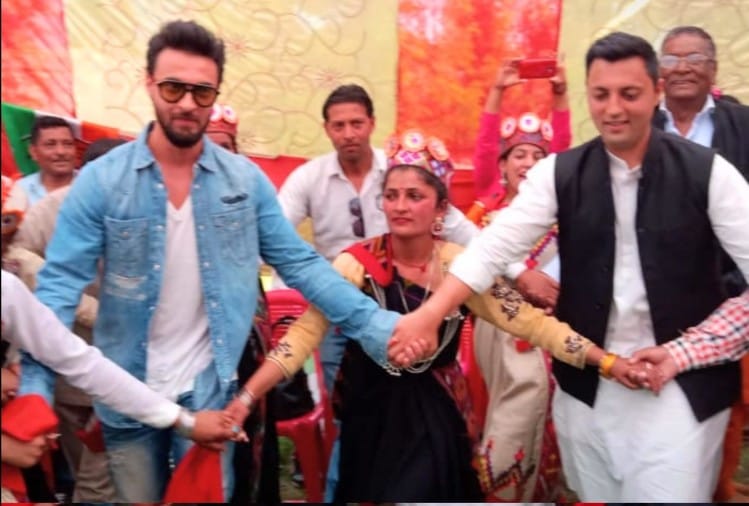 Lok Sabha Election 2019 Mandi Congress Mp Candidate Aashray Sharma And ...