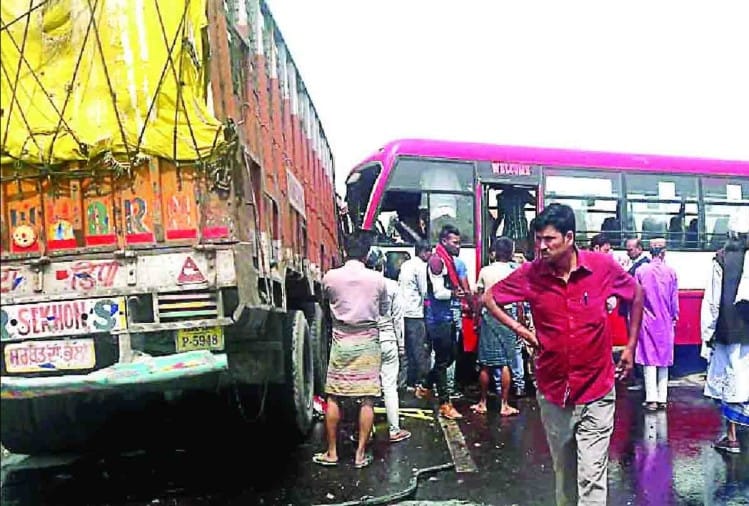 कन्नौज जीटी रोड पर ट्रक व रोडवेज बस में आमने-सामने भिड़ंत, 30 लोग गंभीर ...