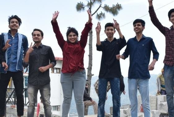 98.6 अंकों के साथ एपीएस रानीखेत की छात्रा देविका ने किया जिला टॉप ...