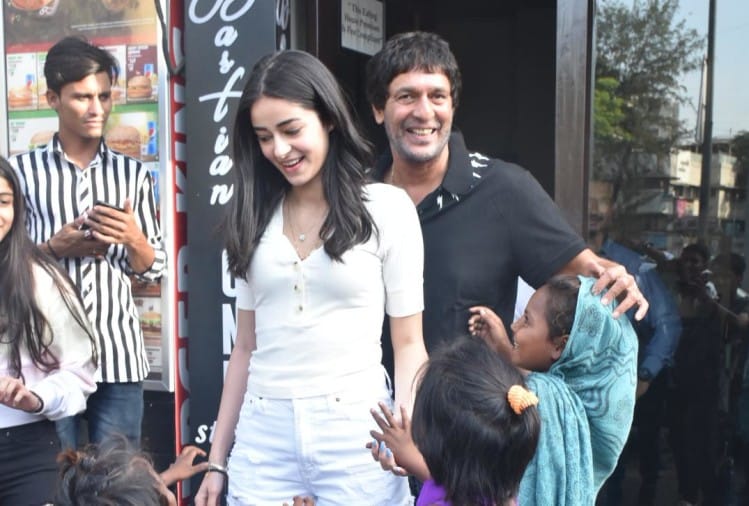 Student Of The Year 2 Actress Ananya Pandey Spotted With Father Chunky ...