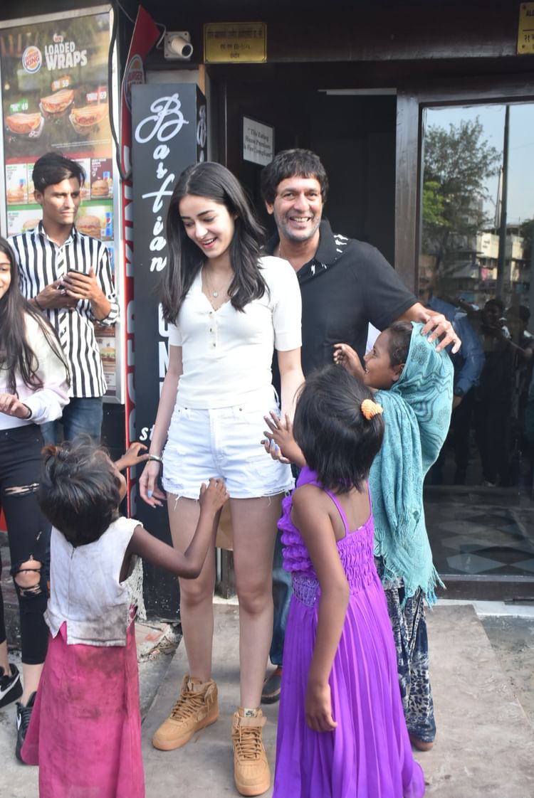 Student Of The Year 2 Actress Ananya Pandey Spotted With Father Chunky ...